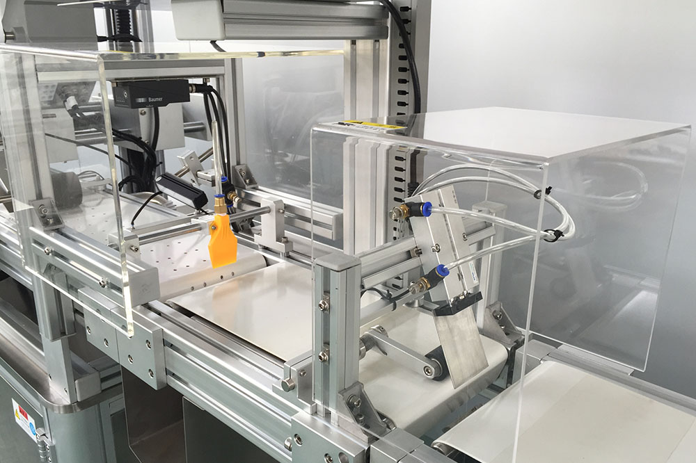 Best Seller hang tag sticker labeling machine,auto hang tag labeling ...